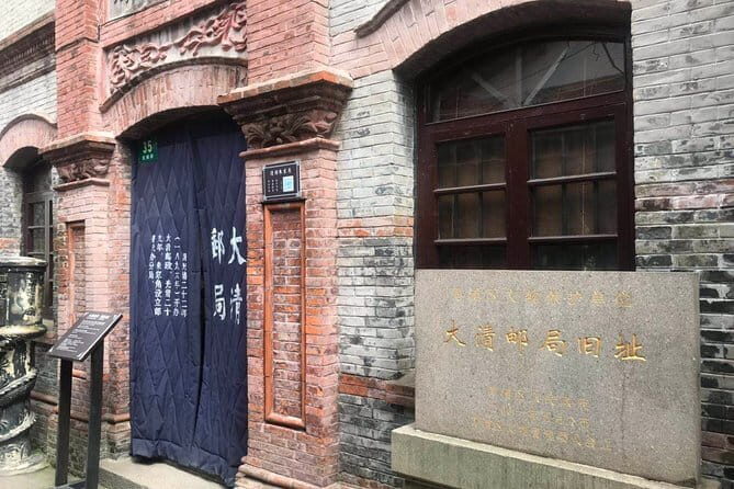 Private Layover Tour of Zhujiajiao and Shanghai Highlights with Pickup - Exploring Zhujiajiao: The Venice of Shanghai