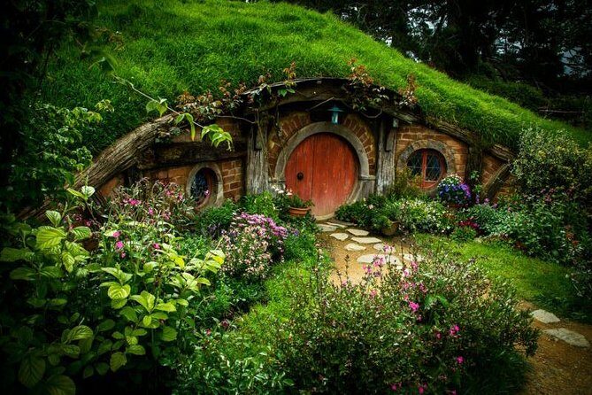 Private Luxury Tour From Auckland to Hobbiton Movie Set and Rotorua for couples - What’s Included and What’s Not