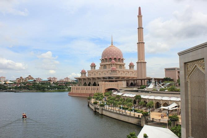 Putrajaya Boat Cruise, with Lunch, Prime Minister Office, Putra and Pink Mosques - Why This Tour Appeals
