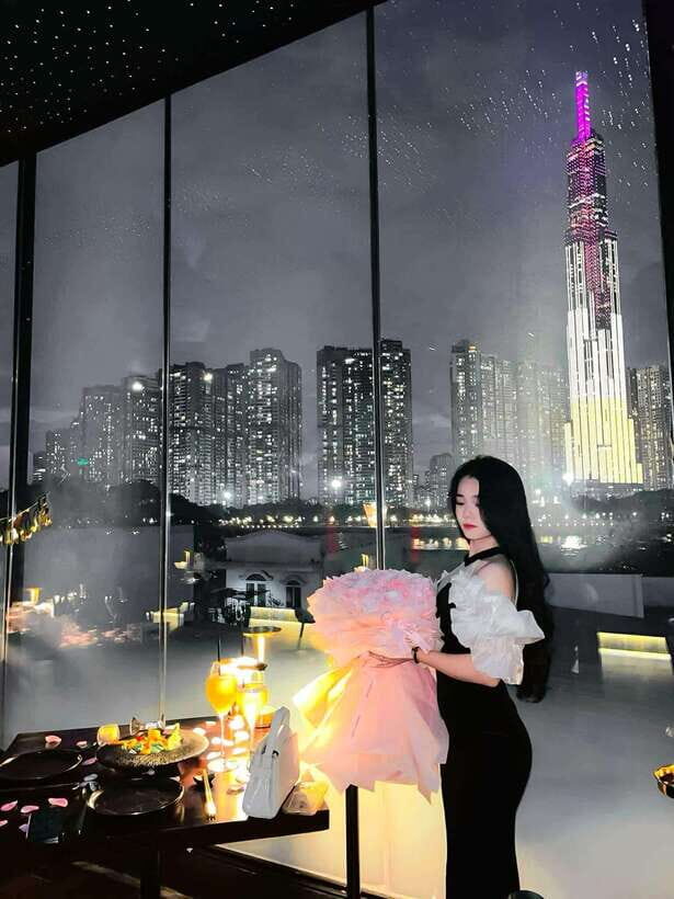 Romantic Honeymoon Dinner With Sightseeing Cruise On River - Practical Details and Tips