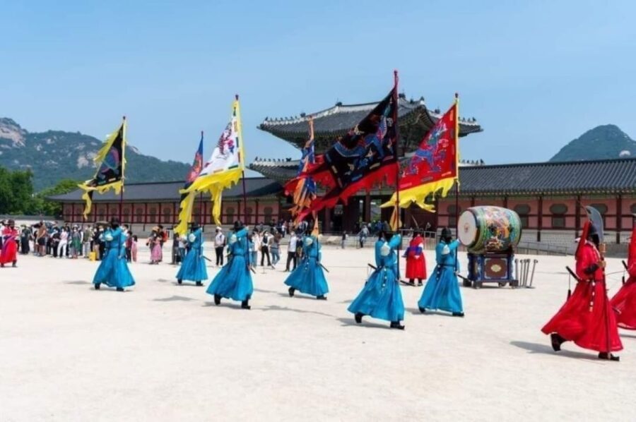 Seoul: Gyeongbok-gung Walking tour with coin lunchbox - Who Will Love This Tour?