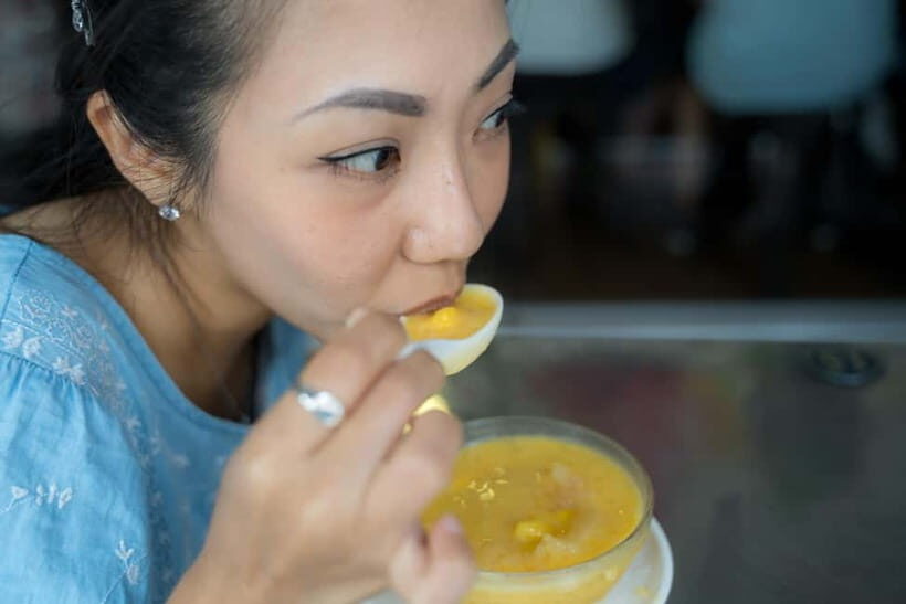 Singapore: Chinatown Hawker Food Tour with 7 Food Tastings - Detailed Food Stops and Their Significance
