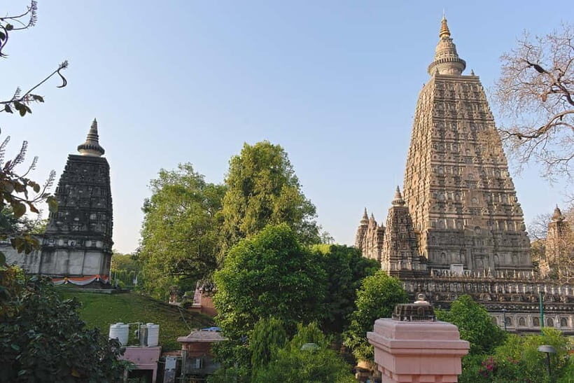 Spiritual & Historical, Varanasi with Bodhgaya Tour (5 Days) - Day 1: Arrival and the Ganga Aarti in Varanasi
