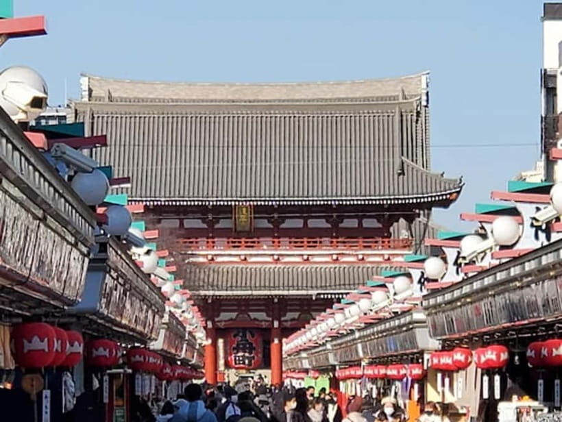 Tokyo: Asakusa Private Tour with a Professional Local Guide - Exploring the Nakamise Shopping Street