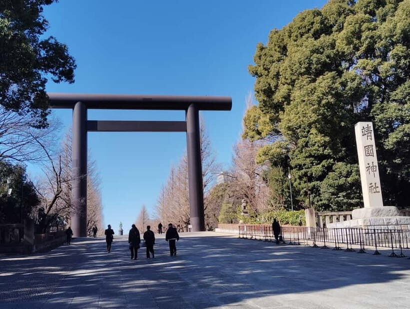 Tokyo: Yasukuni Shrine and Yushukan Museum Guided Tour - The Experience at Yasukuni Shrine