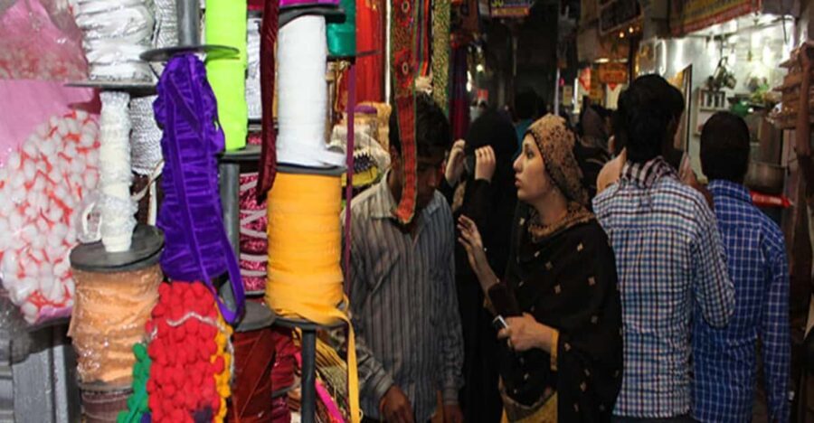 Varanasi: Private Evening Handicraft Market Tour with Dinner - Dining and Nighttime Atmosphere