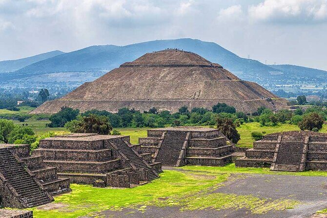 3X1 Teotihuacan, Basilica of Guadalupe, Tlatelolco and Tequila Tour - The Basilica of Santa María de Guadalupe: A Religious and Cultural Landmark