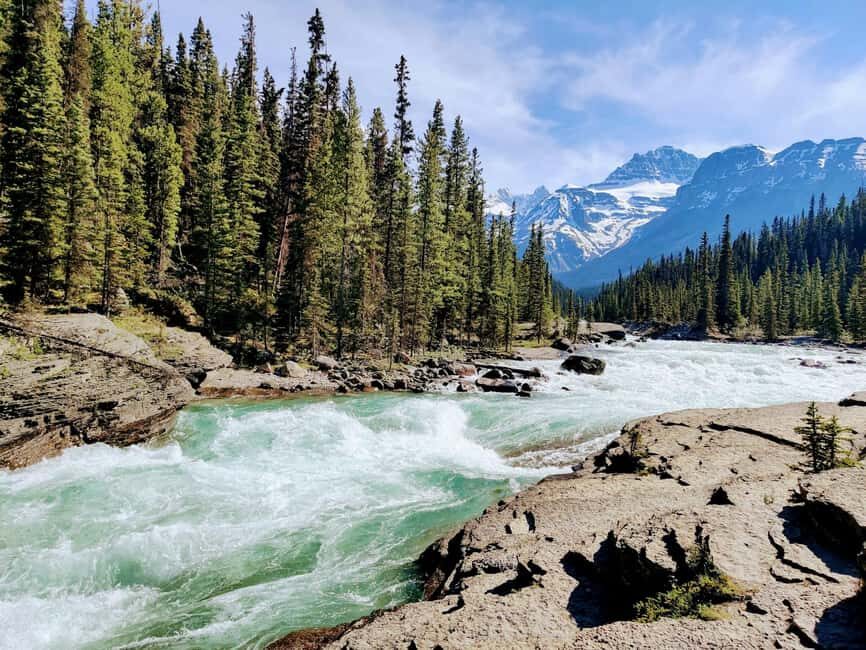 Banff: Moraine Lake, Lake Louise, Emerald Lake and Yoho Trip - Visiting the Iconic Lakes: Lake Louise and Moraine Lake