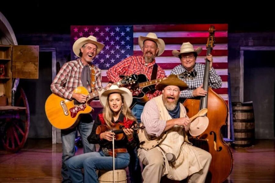 Branson: Chuckwagon Dinner Show and Outdoor Drama - The Dinner Experience: A True Taste of the West