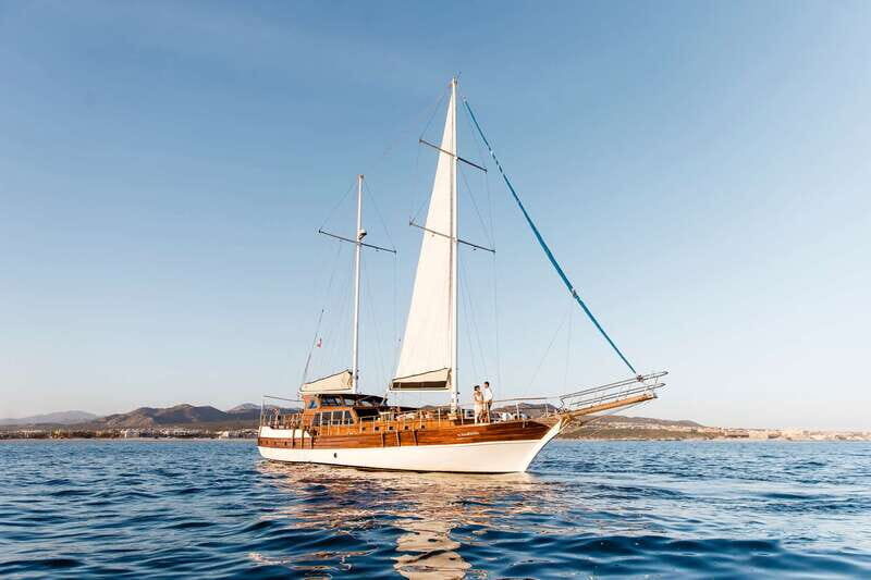 Cabo San Lucas: Sunset Yacht Cruise w/Chef Dinner & Open Bar - The Dining Experience: Gourmet Food & Refreshing Drinks