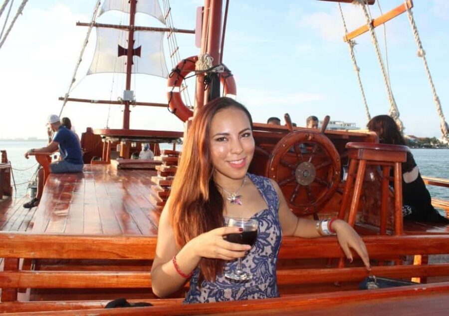 Cancun: Romantic evening in galleon with dinner and open bar - The Experience of a Three-Course Gourmet Dinner