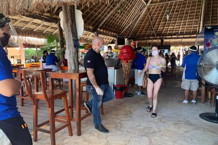 Catamarán Cruise to Isla Mujeres & Buffet Lunch - The Beach Club and Buffet: Relaxing with a View