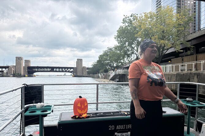 Chicago River Guided Ghost Tour - The Experience & Atmosphere