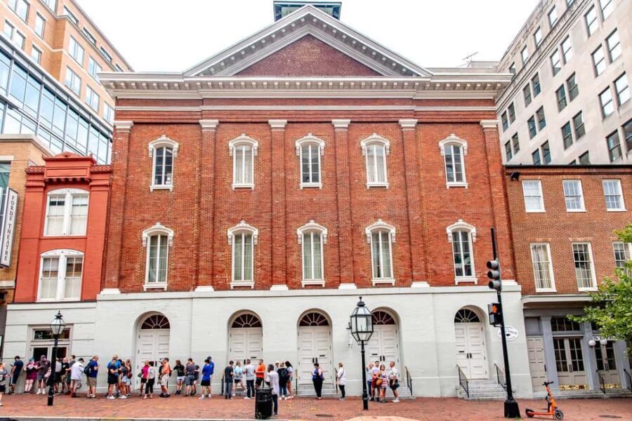 DC: Lincoln Assassination Walking Tour with Ford's Theatre - The Guide Experience: Knowledge and Engagement