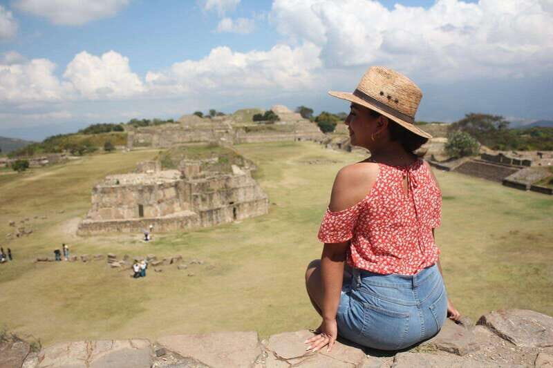 Desde Oaxaca: Monte Albán y el Arte Textil Zapoteca - Walking Through History with an Expert Guide
