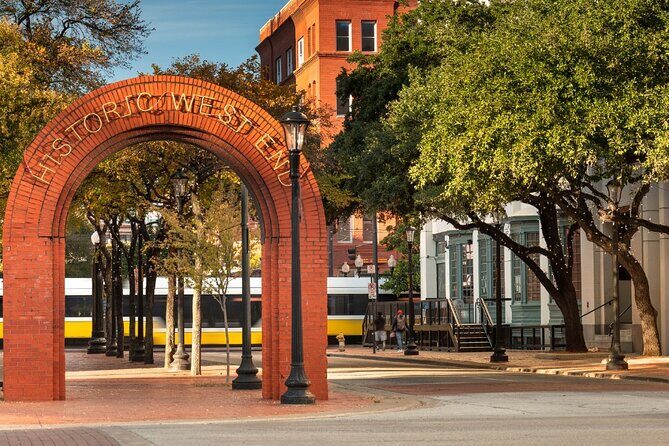 Downtown Dallas Walking Food Tour History and Cocktail Package - Visiting Dealey Plaza and the Sixth Floor Museum