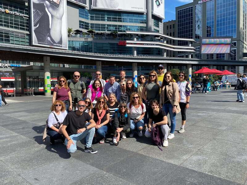 Downtown Toronto: Walking tour experience. English/Spanish - FAQ