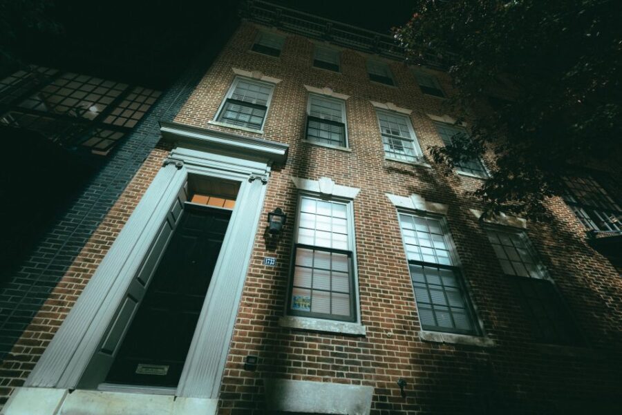 Dreaded Dead Descent of the District: DC Ghost Tour - The Guide and Stories