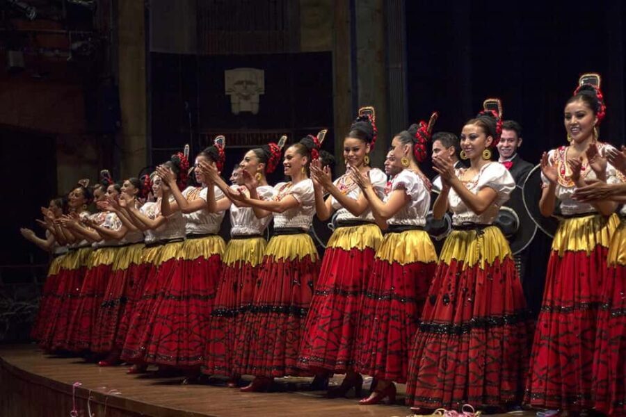 Enjoy the Folkloric Ballet at the Palacio de Bellas Artes - Logistics and practical tips