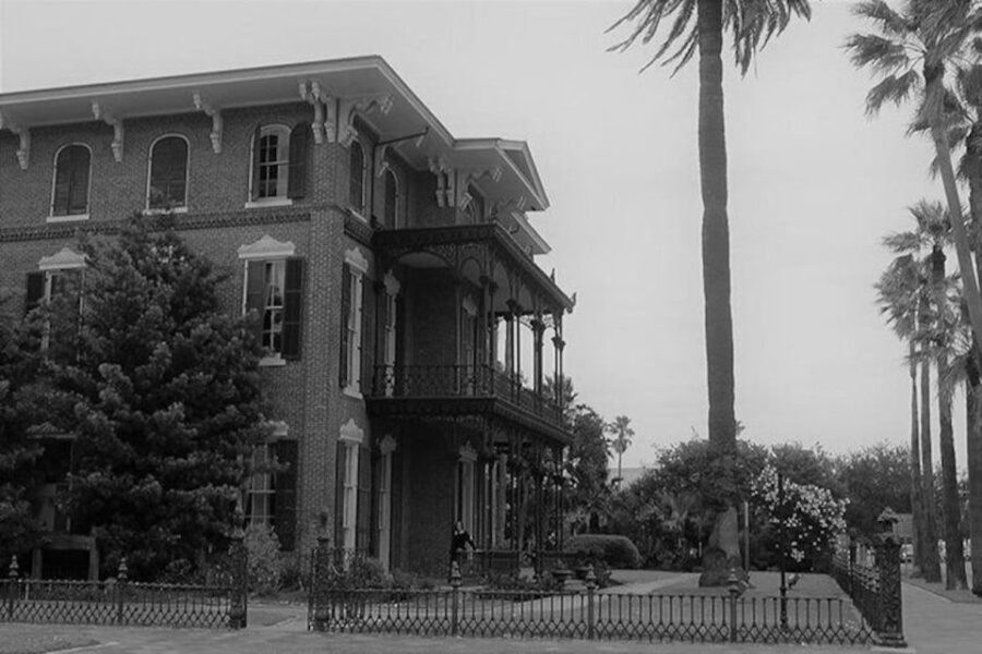 Galveston: Spooky Strand Ghost Walking Tour - The Atmosphere and Experience