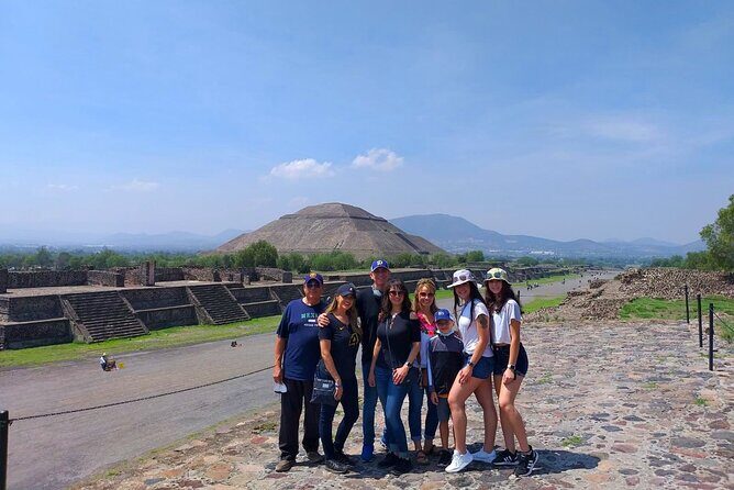 Group reduced to Pyramids of Teotihuacan and Basilica of Guadalupe - Artisan Work: Artesanías El Quetzal