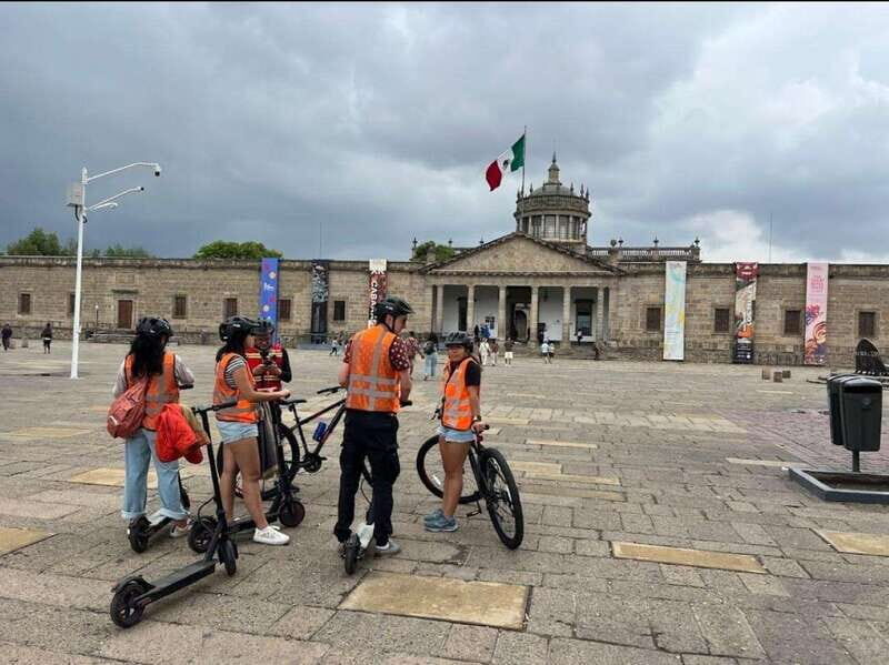 Guadalajara: Bicycle tour of the city visiting places of interest. - In-Depth Tour Breakdown