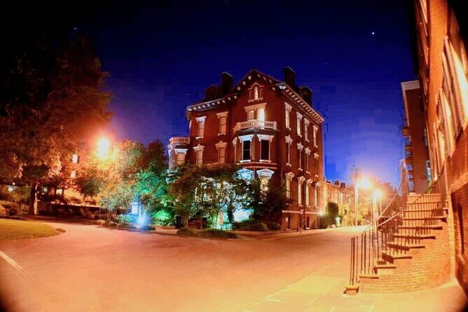 History and Haunts by Local Author - Savannah Historic District: The Heart of the Haunting