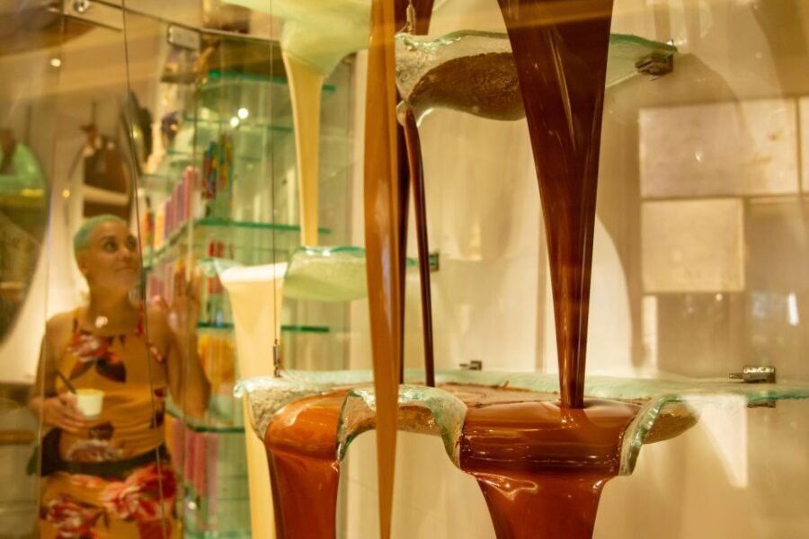 Las Vegas: Foodie Walking Tour on The Strip with Tastings - Walking Through the Heart of the Strip: Park MGM and Beyond