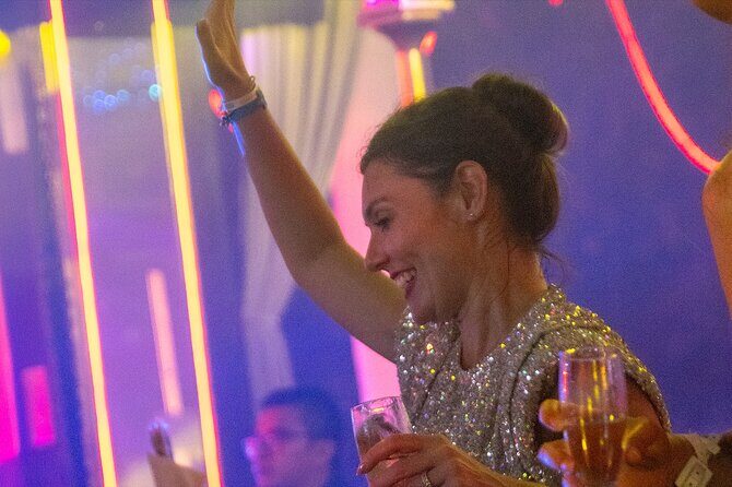 Madness tour bar crawl Playa del carmen open bar - Highlights and Practical Details
