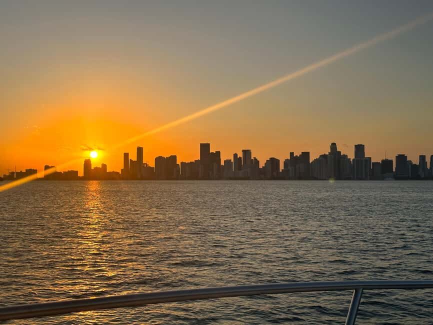 Miami: 2 Hour Night Cruise with Open Bar & Skyline Views - Drinks and Dining: Whats Included?