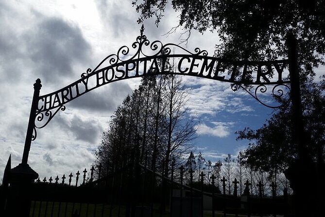 New Orleans Nighttime Cemetery and Haunted Plantation Tour - Transportation & Group Size