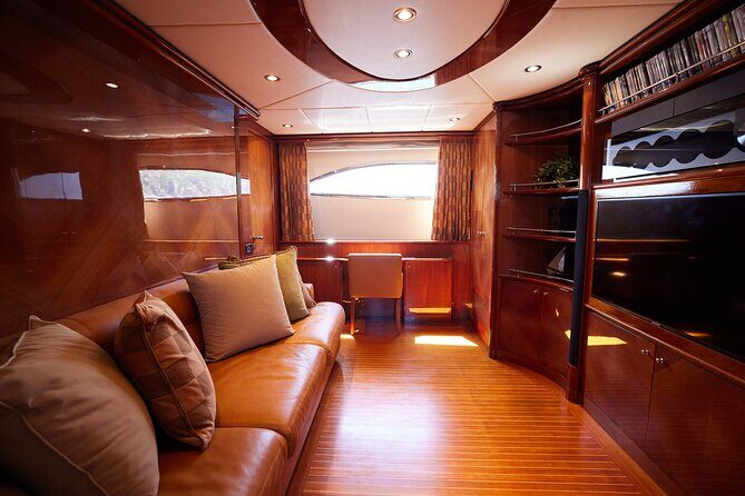 Number Juan 100ft Yacht Azimut Rental - What to Expect from Your Day on the Water