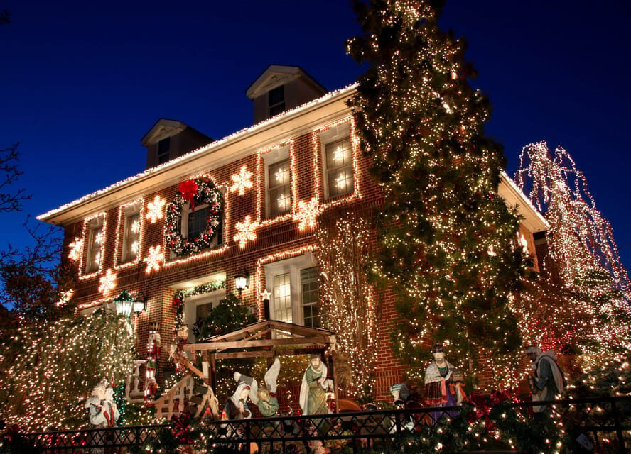 NYC: Dyker Heights and NYC Holiday Lights Luxury Bus Tour - Highlights of the Tour