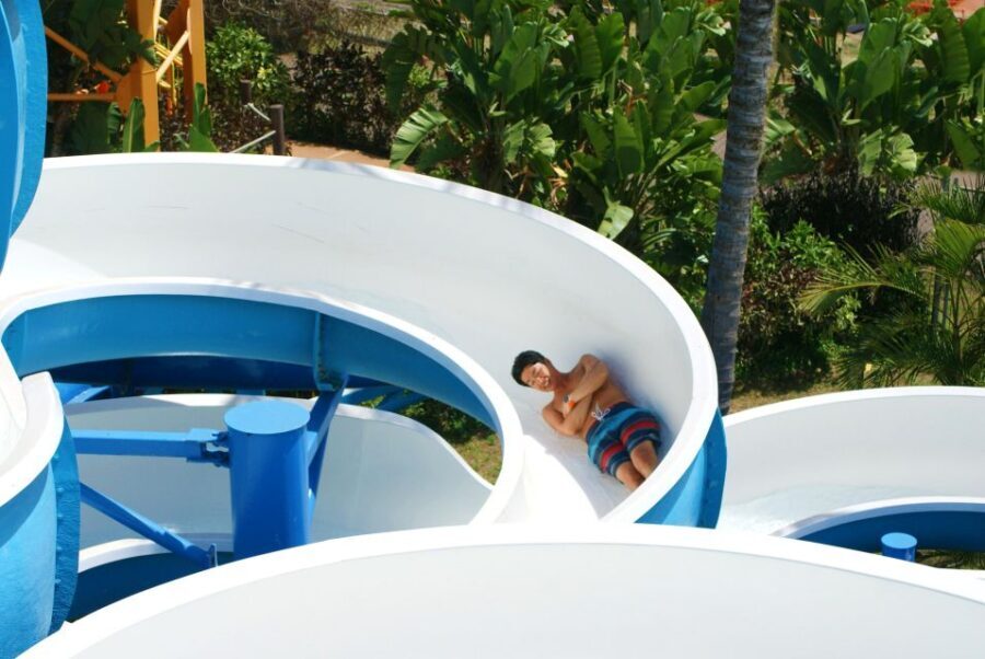 Oahu: Wet 'n' Wild Waterpark Ticket with Waikiki Transfer - The Experience Through the Eyes of Tourists