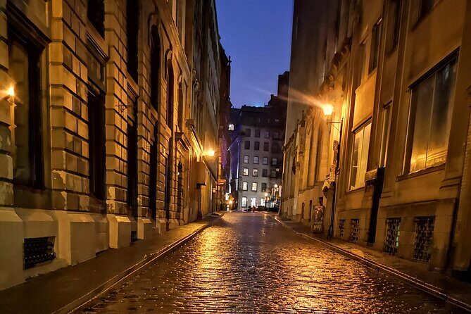 Private Guided Evening Old Montreal Walking Tour with Ruby Roy - Who Should Consider This Tour?