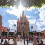 San Miguel: Landmarks and Lunch Walking Tour in English - The Guide and Group Dynamics