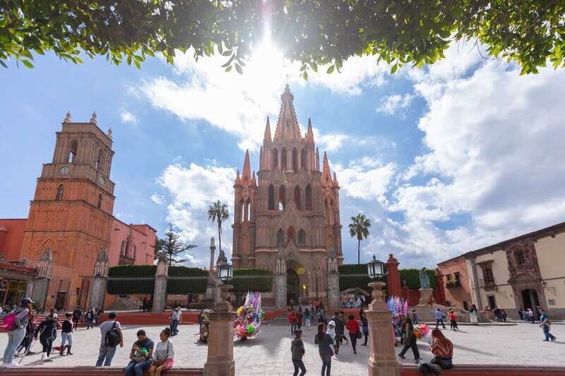 San Miguel: Landmarks and Lunch Walking Tour in English - The Guide and Group Dynamics