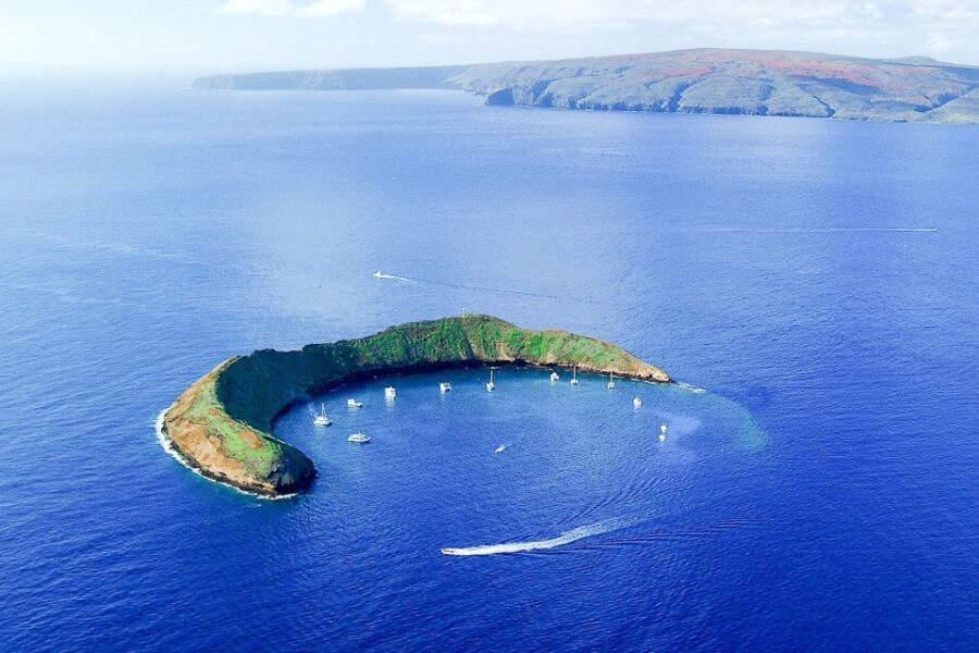 South Maui: Molokini & Turtle Town Snorkeling Tour with Meal - Setting Out on the Water: First Impressions