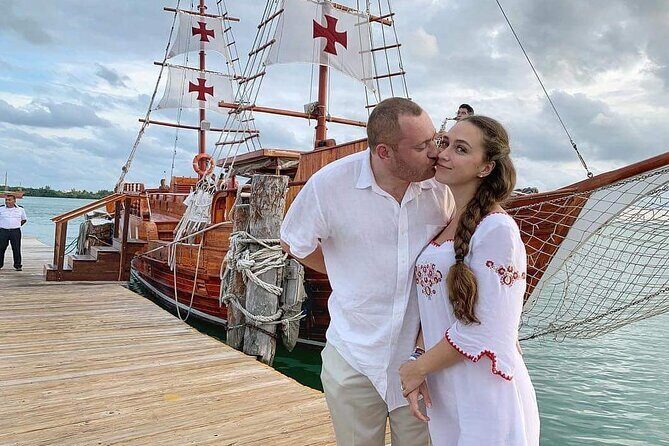 Spanish Galleon in Cancún - Romantic Lobster Dinner Cruise & Live Saxophone - Setting the Scene: What to Expect on This Romantic Cruise