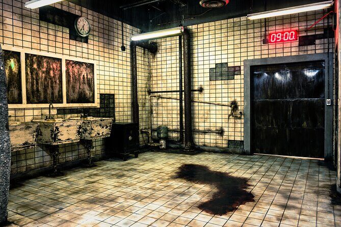 The Official SAW Escape Room in Las Vegas - The Guides and Customer Service
