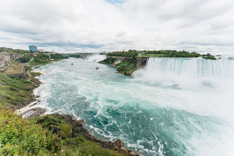 Toronto: Falls Day Tour with Boat Cruise & Niagara-the-Lake - What the Reviews Say