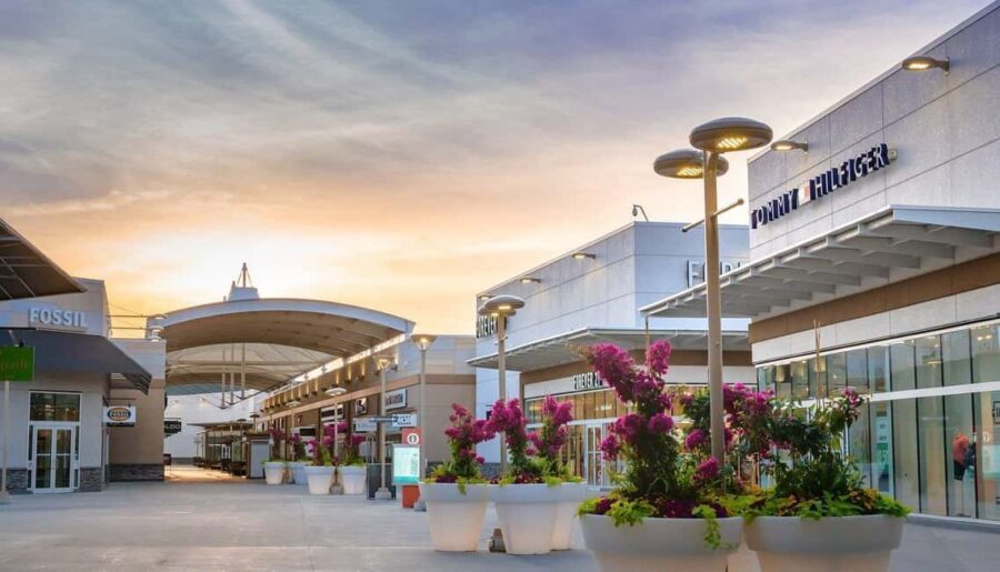 Toronto: Private Niagara Tour & Shopping at Niagara Outlet - Main Event: Niagara Falls