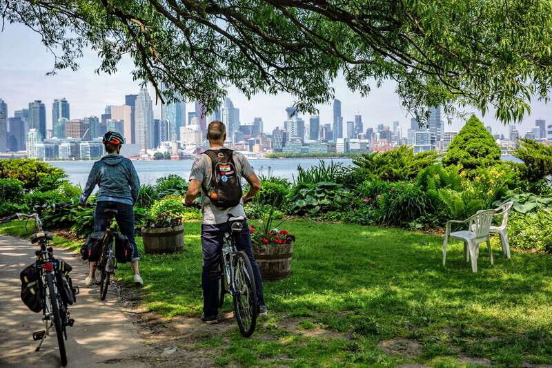 Toronto Waterfront and Islands Guided Bicycle Tour - Starting Point and First Impressions