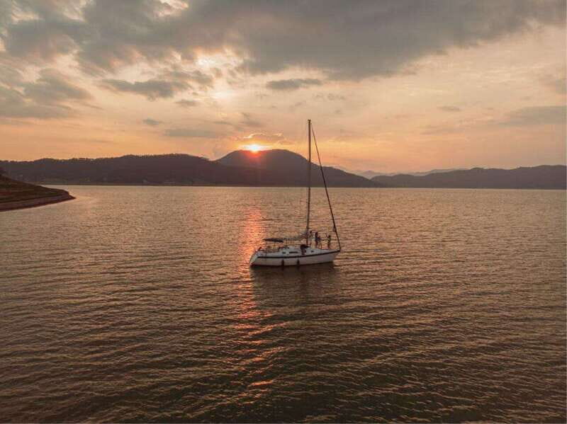 Valle de Bravo: Velero - The Guide and Crew