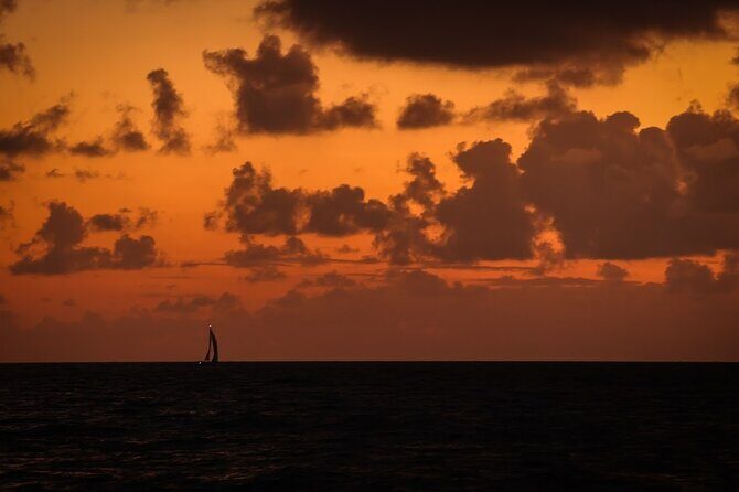 Waikiki Sunset Cruise from Oahu - Entertainment & Amenities