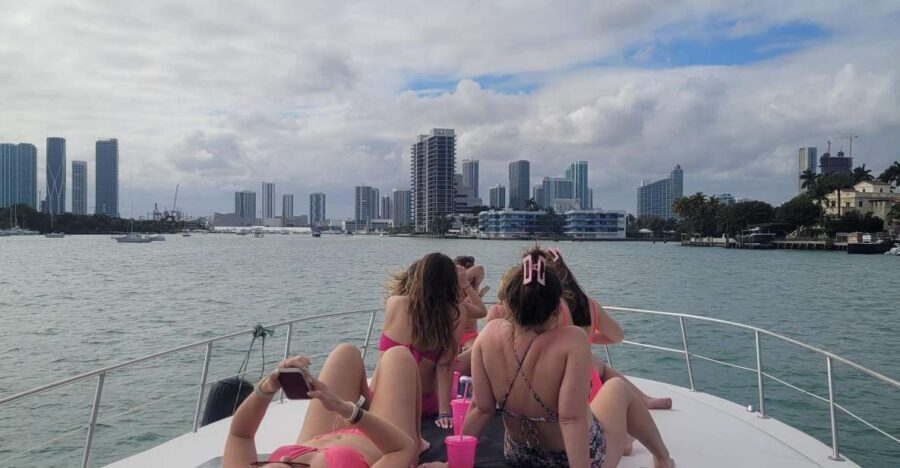 Yacht cruise Biscayne Bay, Miami Beach and Sand bar. 42Ft - The Experience’s Pros and Cons