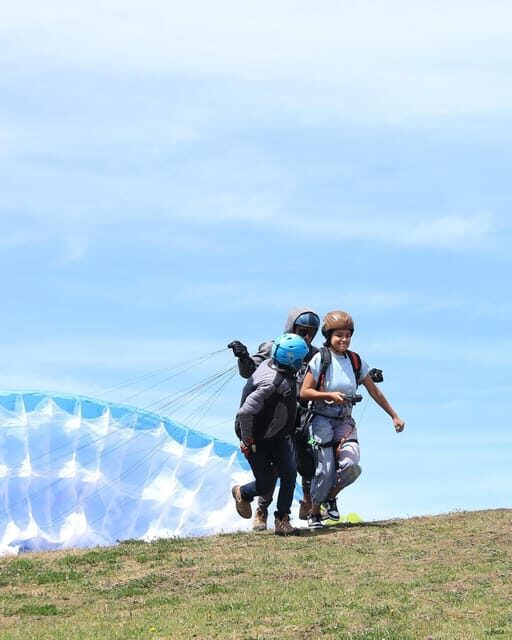 Bogota: Paragliding activity in La Calera with transfers - Landing and after-flight camaraderie