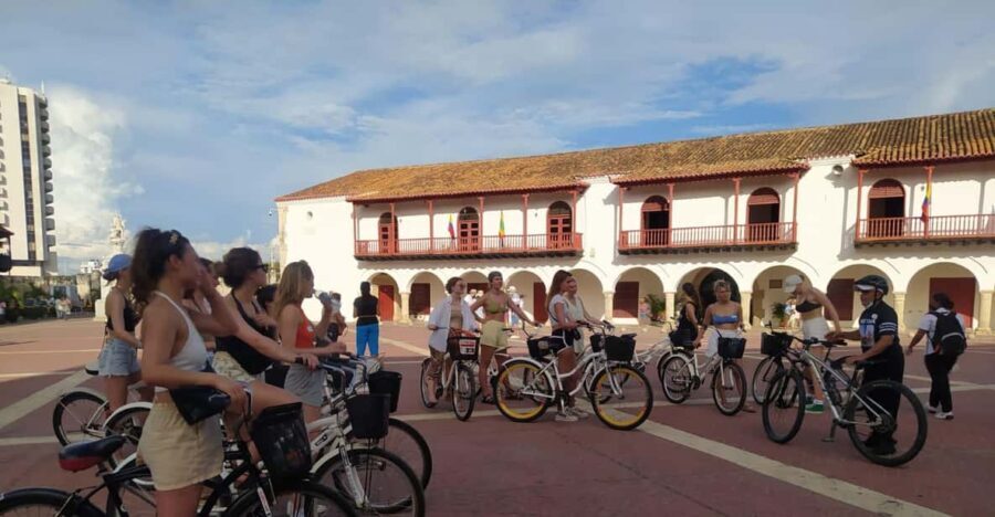 Cartagena: Have fun on a bike tour through the old city - About the experience provider and booking details