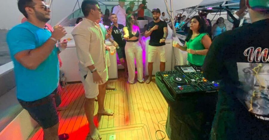 Cartagena: Sunset or nightplan on the bay with Open Bar! - Key Points