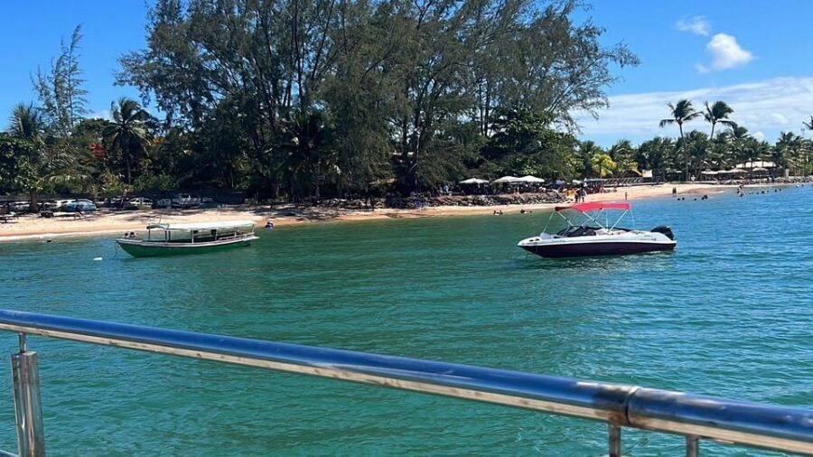 Itacare: Boat ride to the 4 islands of Camamu - First Stop: Island of Pedra Furada